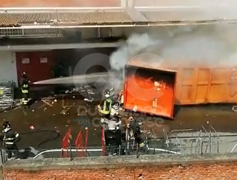 IVREA - Paura al supermercato, incendio ad un compattatore della carta ... IVREA - Paura al supermercato, incendio ad un compattatore della carta ...
